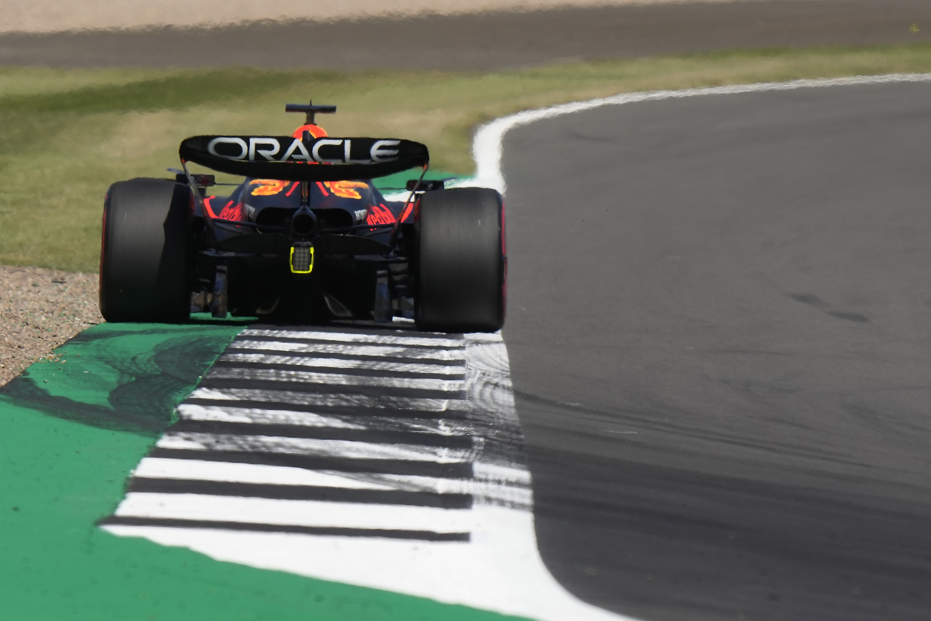 Max Verstappen, con mejor tiempo y delante de Checo Pérez en primer libre