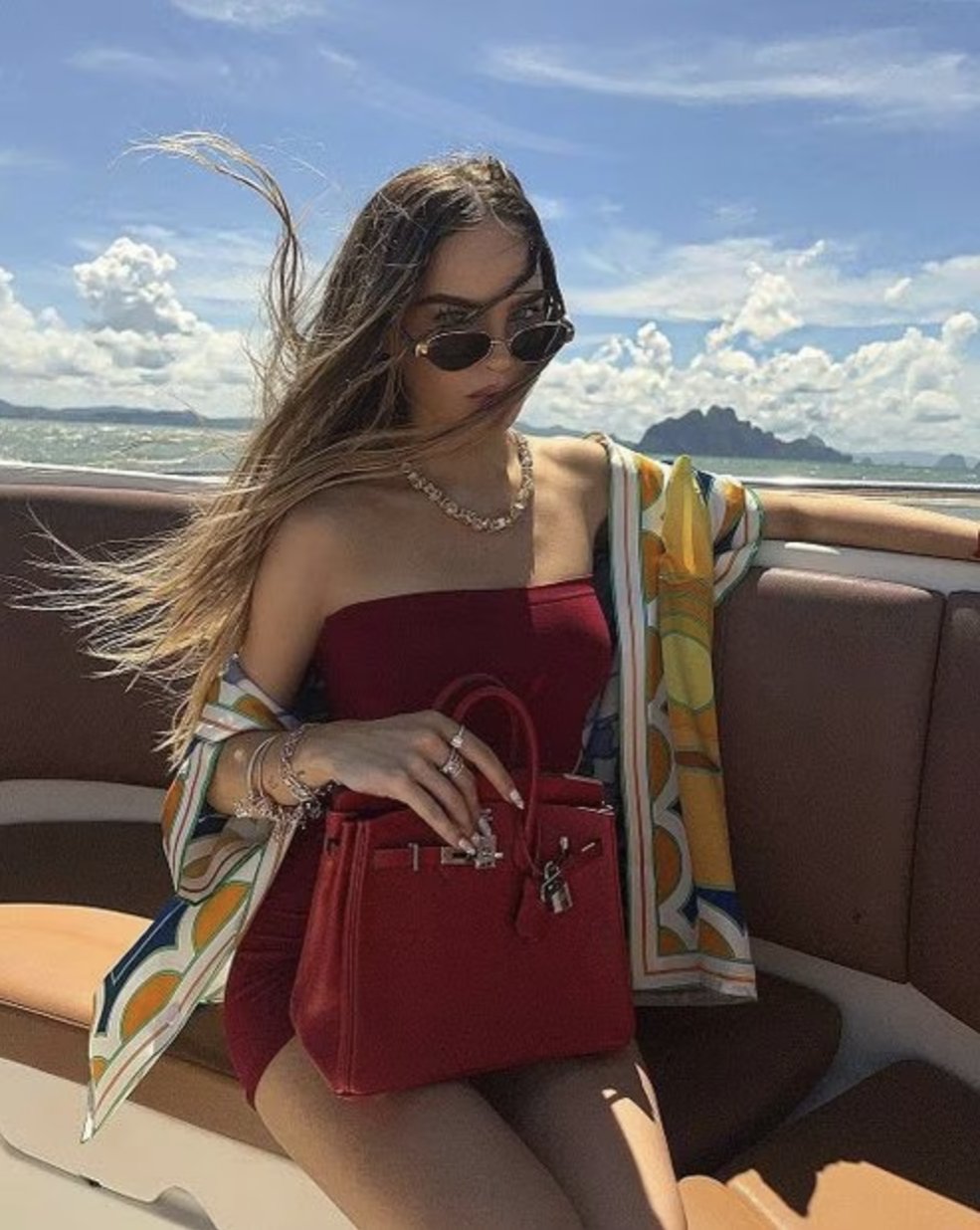 Belinda se apoya en el color rojo para conquistar redes sociales