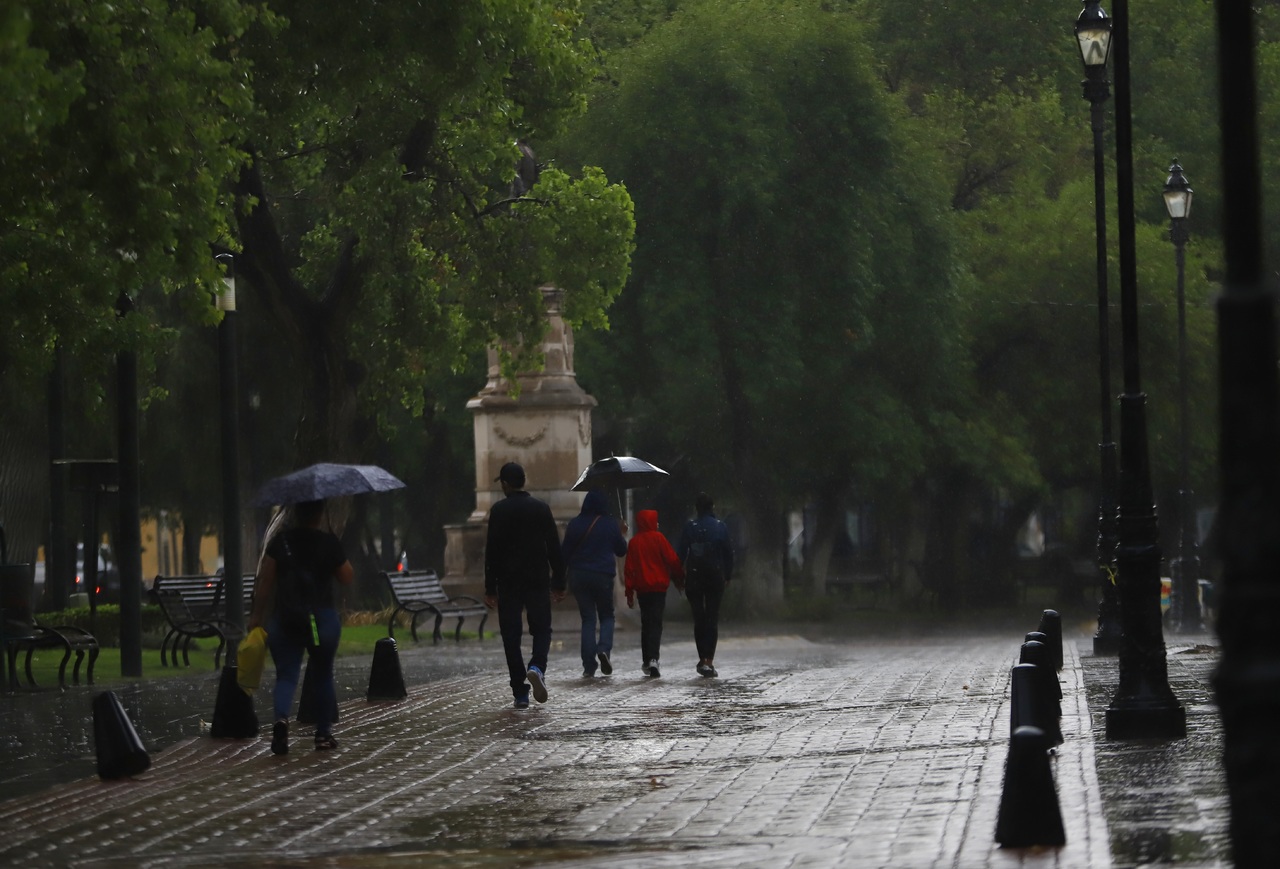 Prevén lluvias intensas en 17 estados por cuatro fenómenos