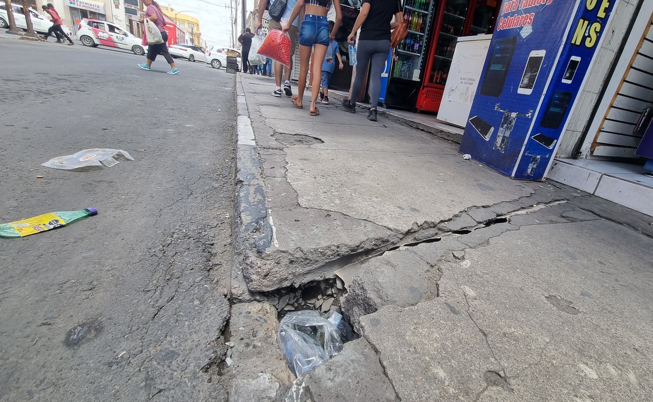 Abundan las banquetas en mal estado