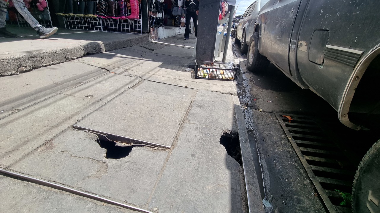 Abundan las banquetas en mal estado