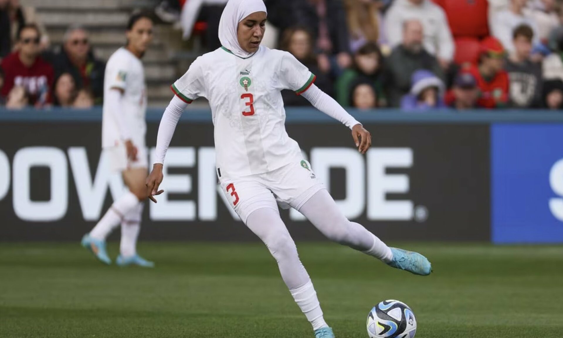 Nouhaila Benzina, la primera mujer en la historia en usar el hiyab en ...