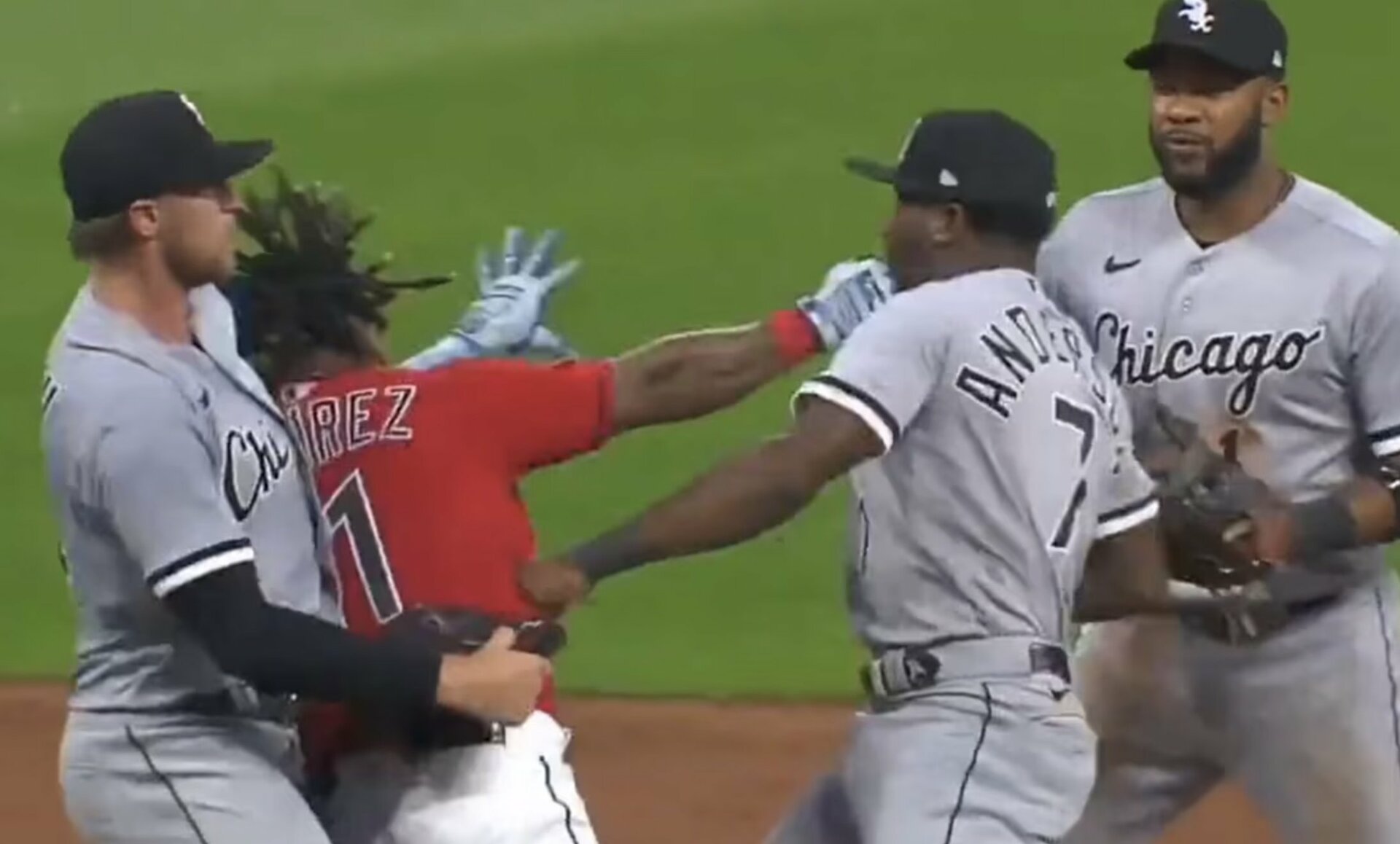 VIDEO: José Ramírez noquea Tim Anderson en pleno juego de las Grandes Ligas