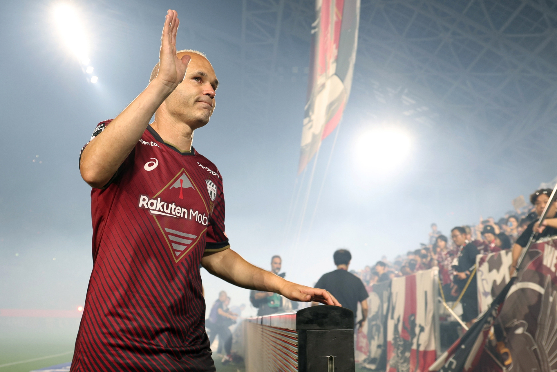 Andrés Iniesta deja esperando a Messi y firma con el Emirates Club FC ...