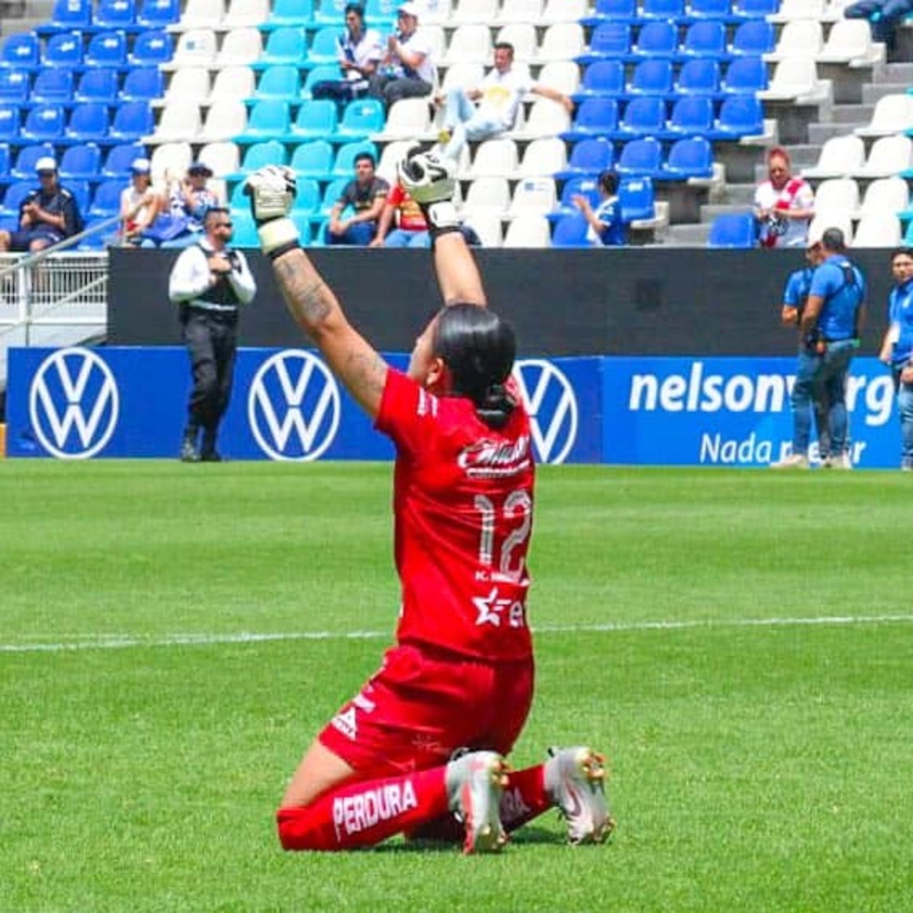 Portera de Puebla anota