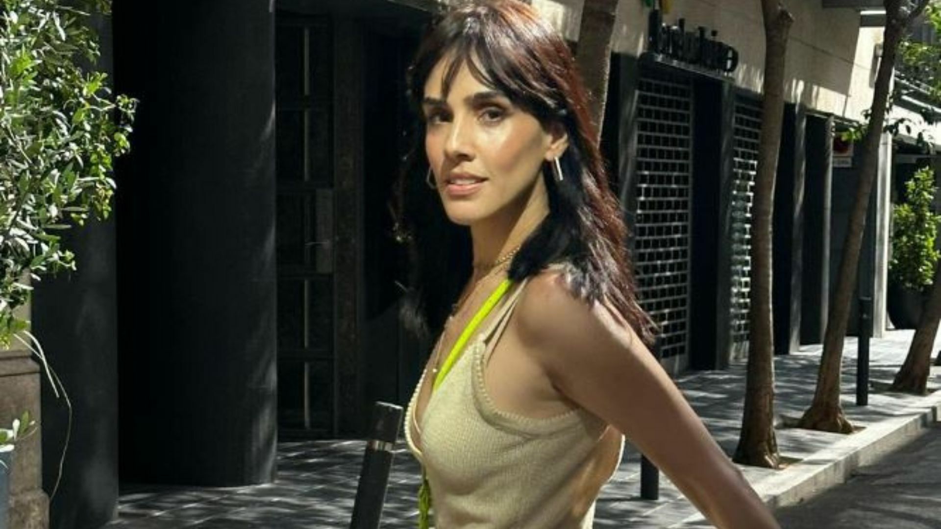 Sandra Echeverría acusa a aerolínea de cobro indebido y lanza crítica