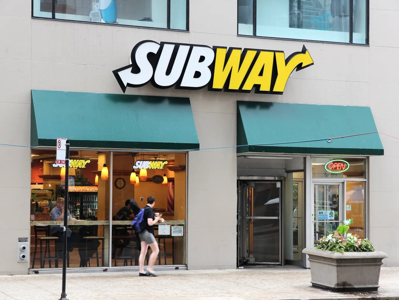 Firma Roark Capital compra la cadena de tiendas de sándwiches Subway