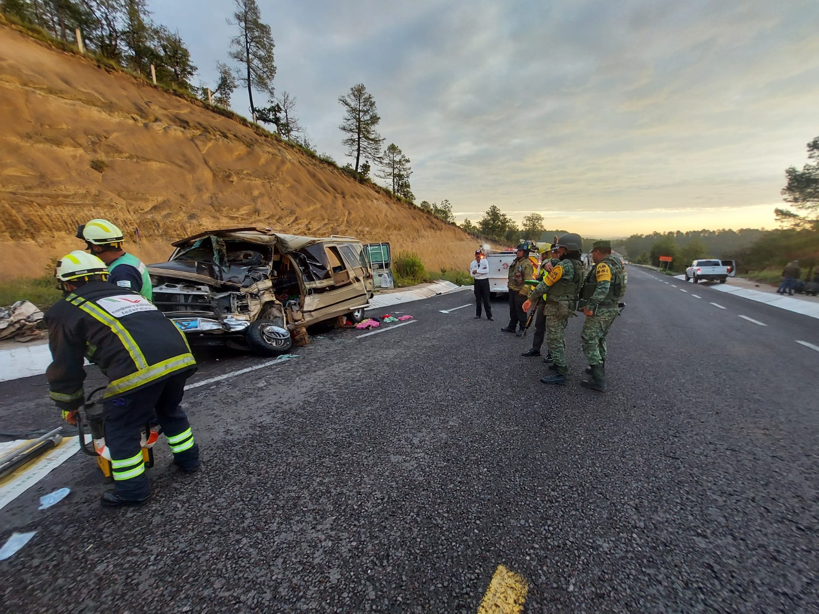 Choque frontal en autopista Durango-Mazatlán deja dos varones muertos y uno lesionado