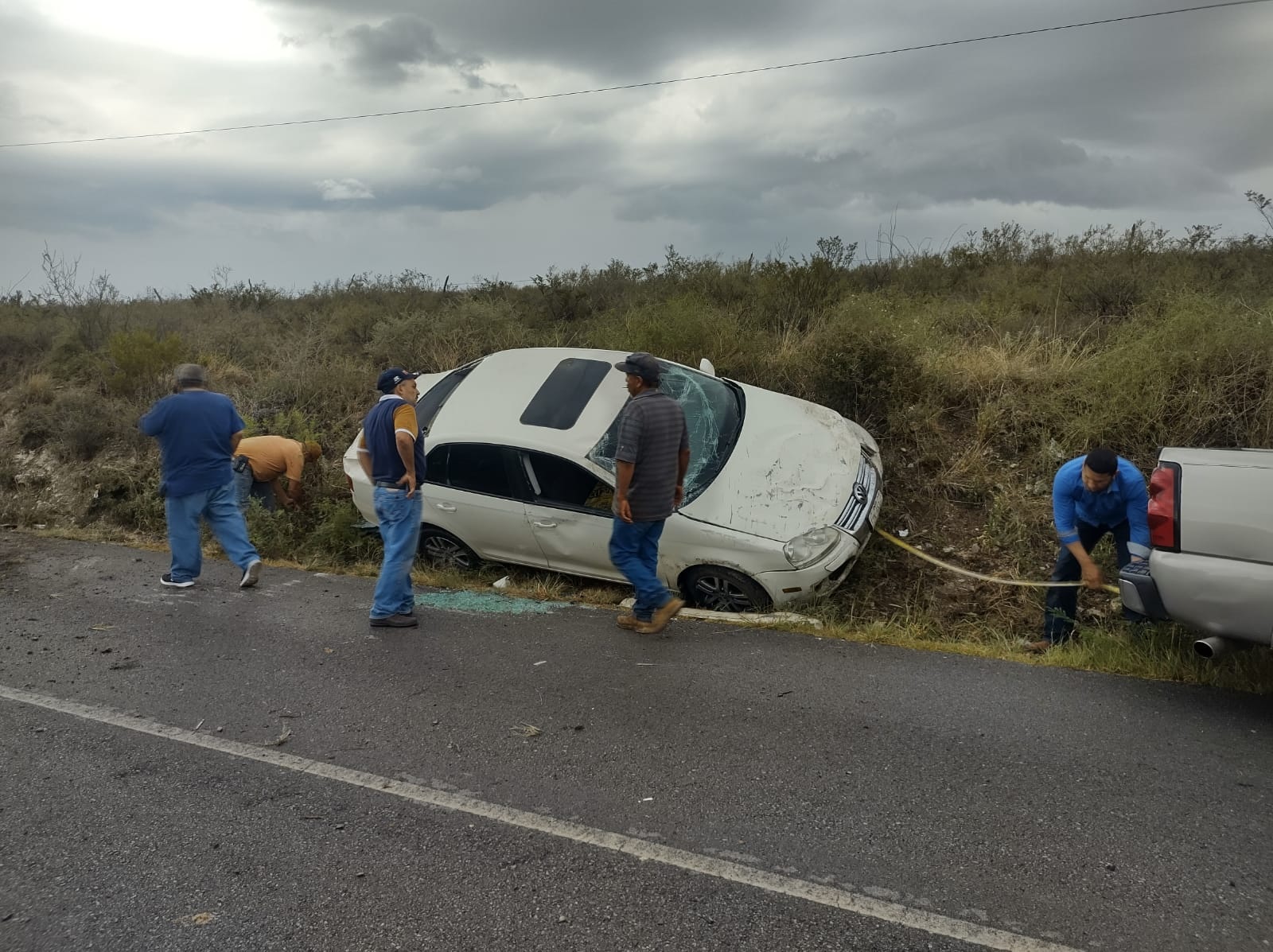 Varón vuelca en carretera que comunica a Durango y Gómez Palacio
