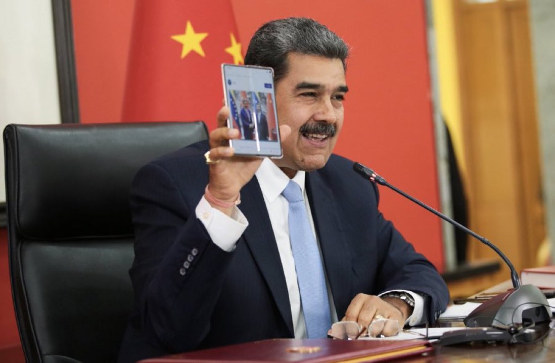 Xi Jinping le obsequia a Nicolás Maduro el nuevo teléfono plegable de ...
