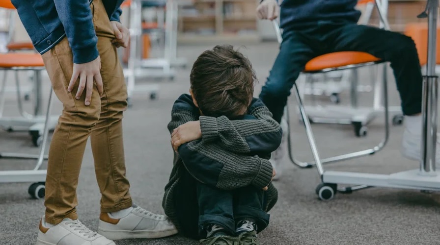 Detienen a estudiante en plena clase por acoso homofóbico contra ...