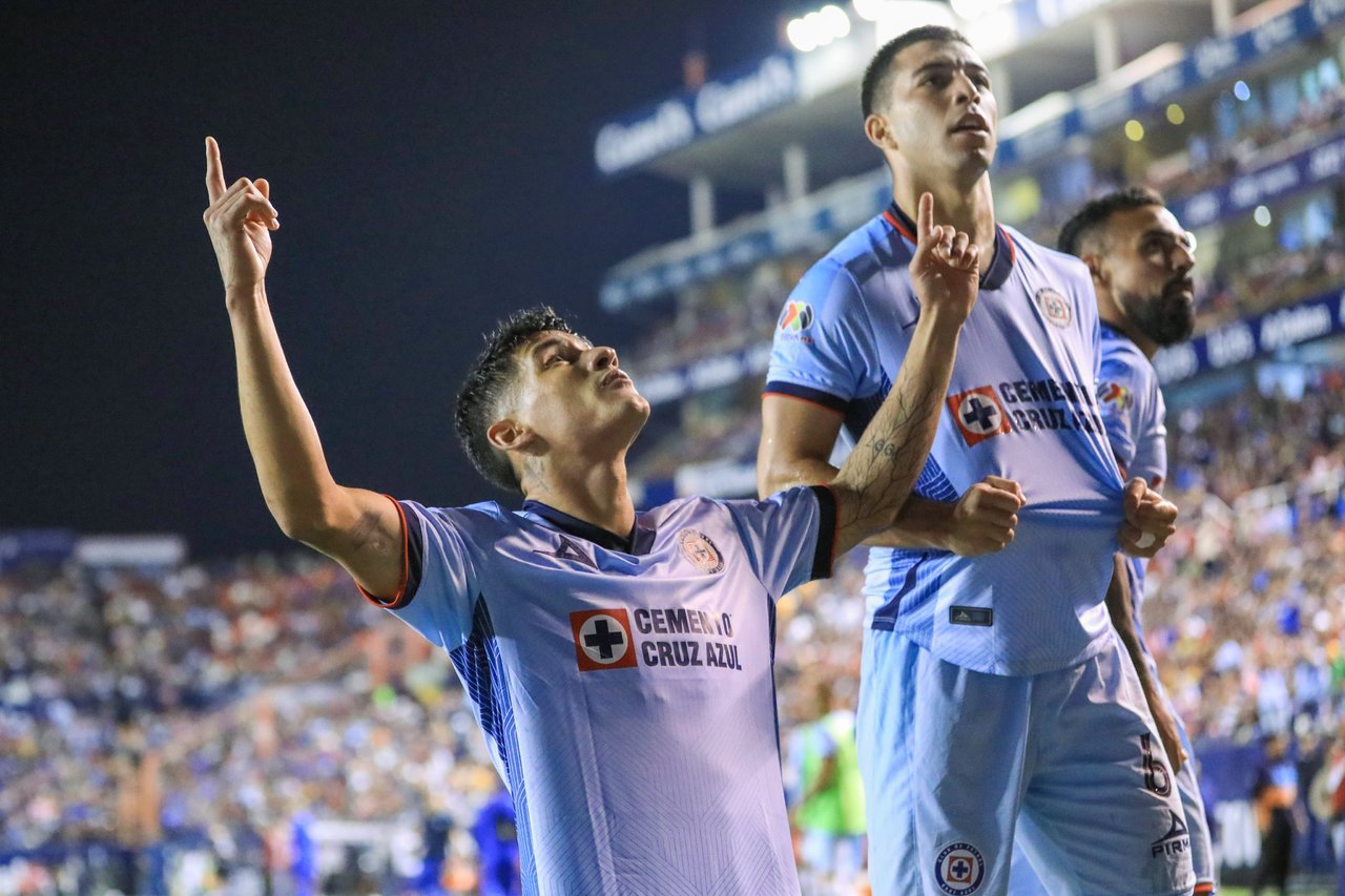 Cruz Azul derrota al líder Cruz Azul derrota al líder