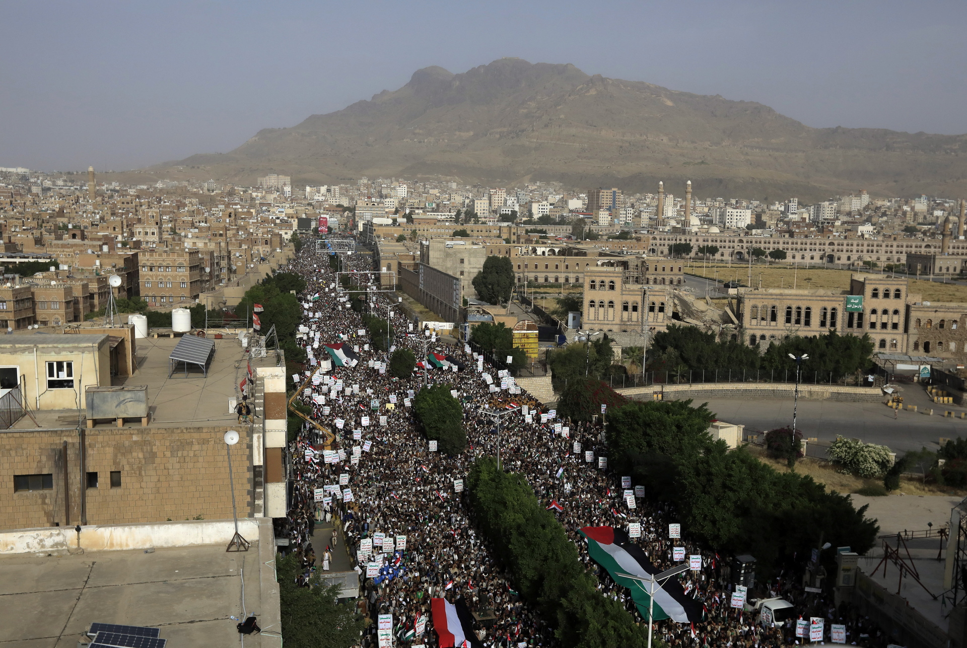 Hutíes piden a Arabia les 'abra camino' para combatir a Israel