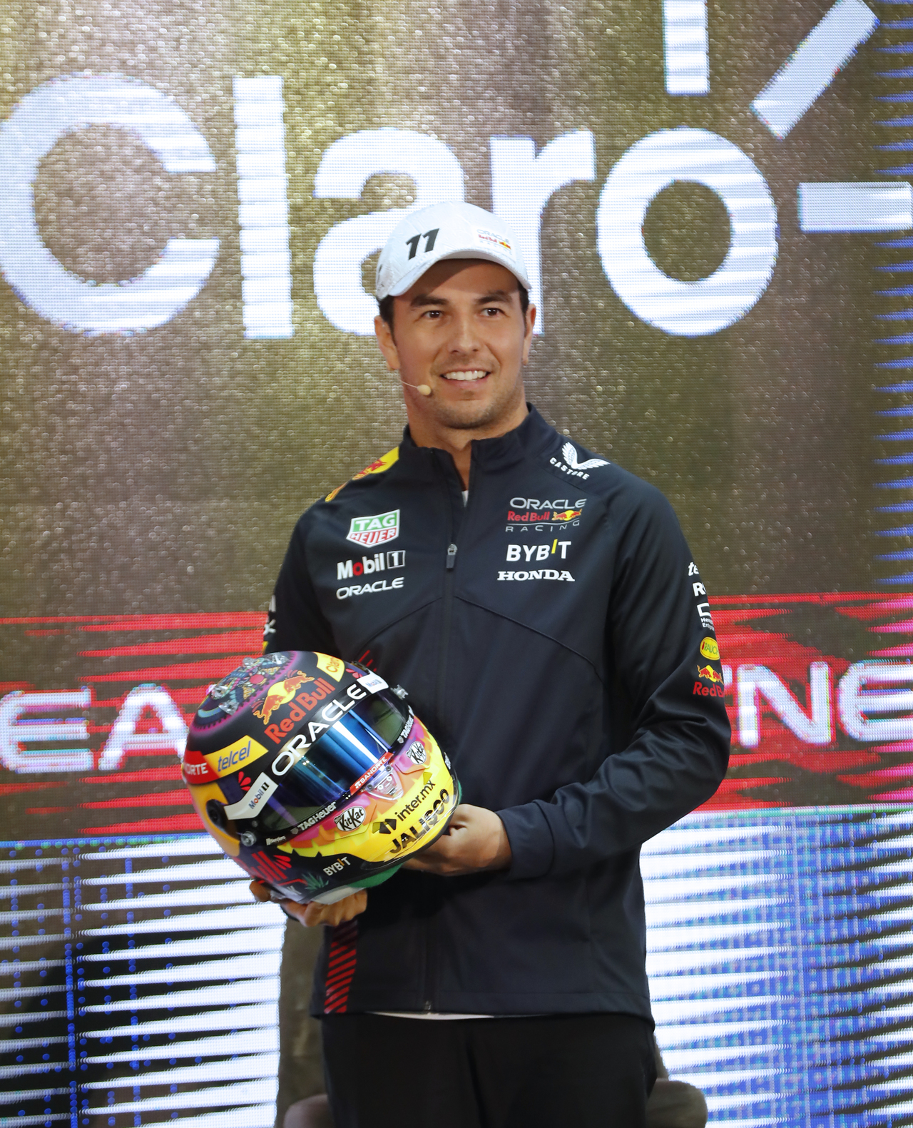 'Checo' 'deja en ridículo' a Max en futbol