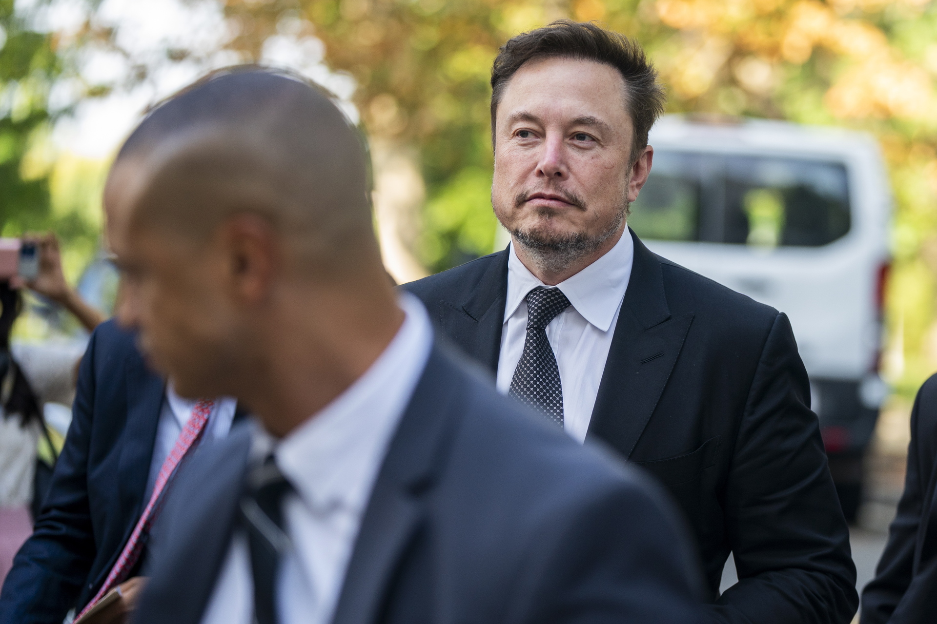 Elon Musk reconoce a la IA como una amenaza para la humanidad y pide su ...