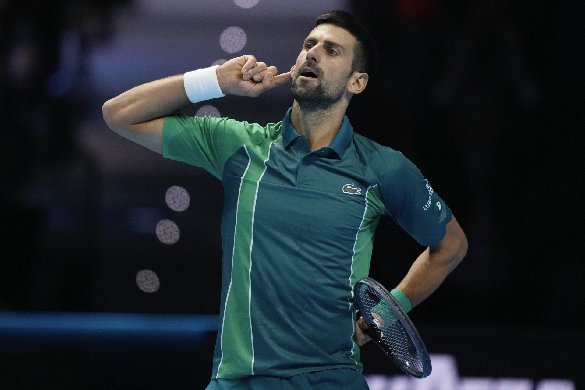 Novak Djokovic supera a Alcaraz y defenderá corona de 'Maestro' ante Sinner