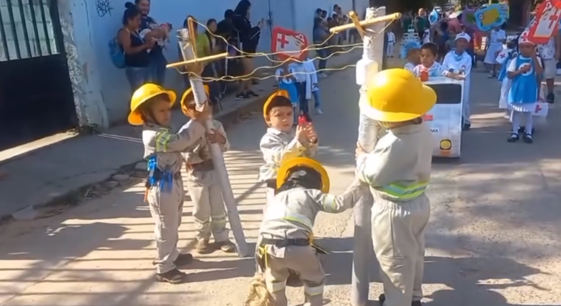 Niños conquistan con su presentación de trabajadores de CFE