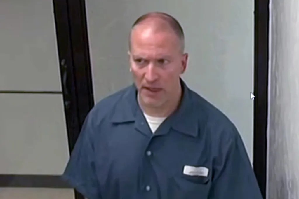 Acusan a recluso de apuñalar a expolicía que asesinó a George Floyd