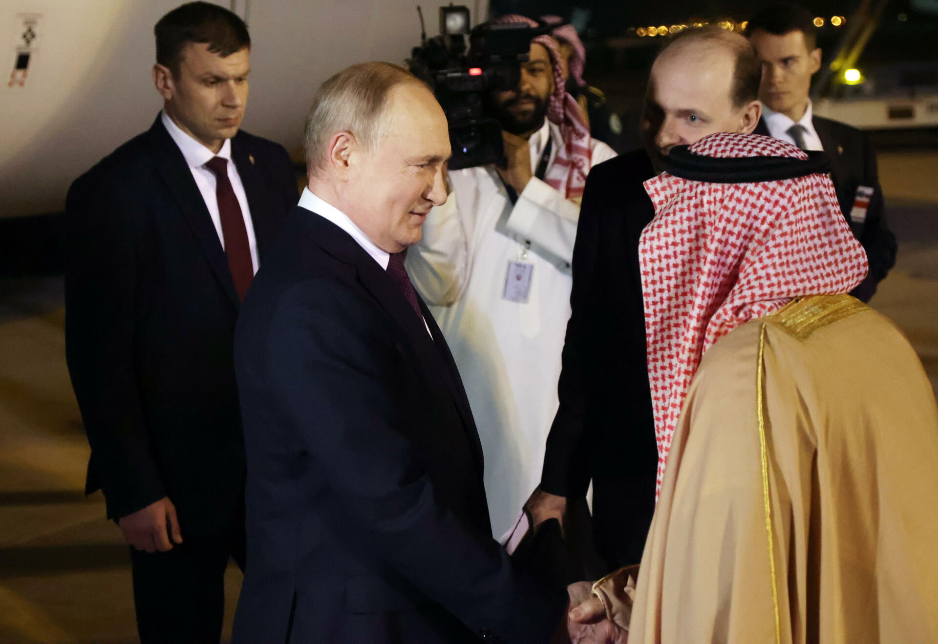 Putin llega a Arabia Saudita para hablar con el emir sobre el conflicto en Medio Oriente, el ...