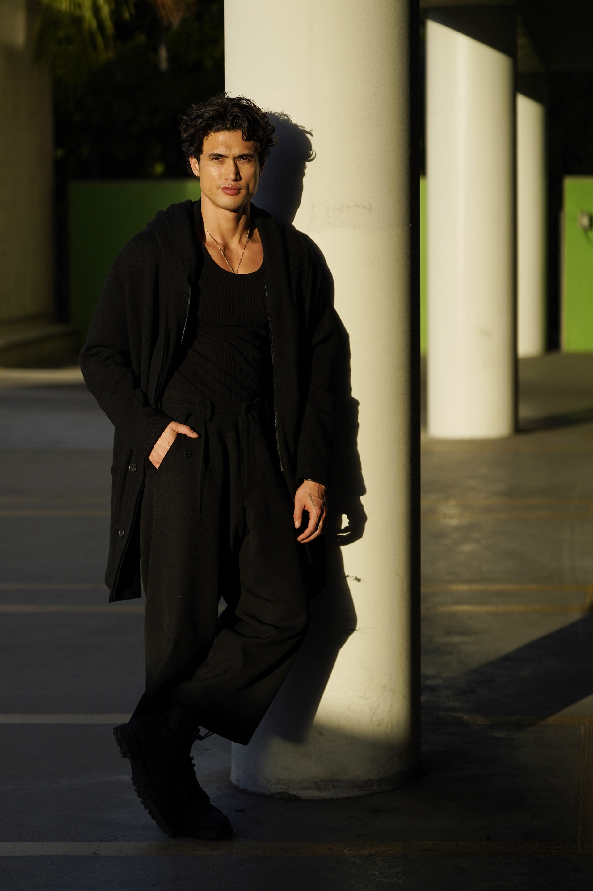 Charles Melton de May December es nombrado el artista revelación del ...