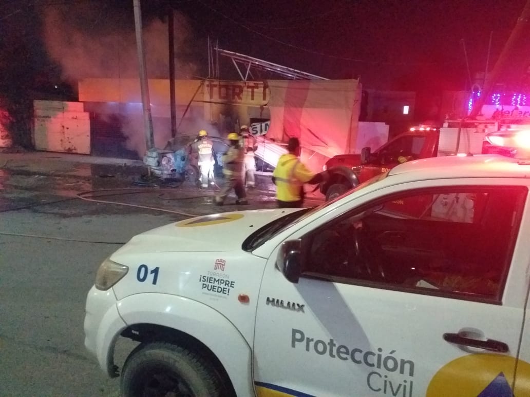 Mueren calcinados tres jóvenes en accidente vial ocurrido en Torreón