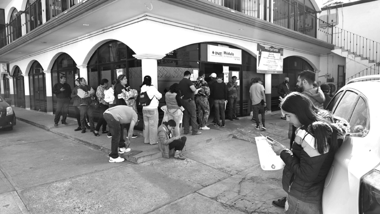 Largas filas para trámites de última hora
