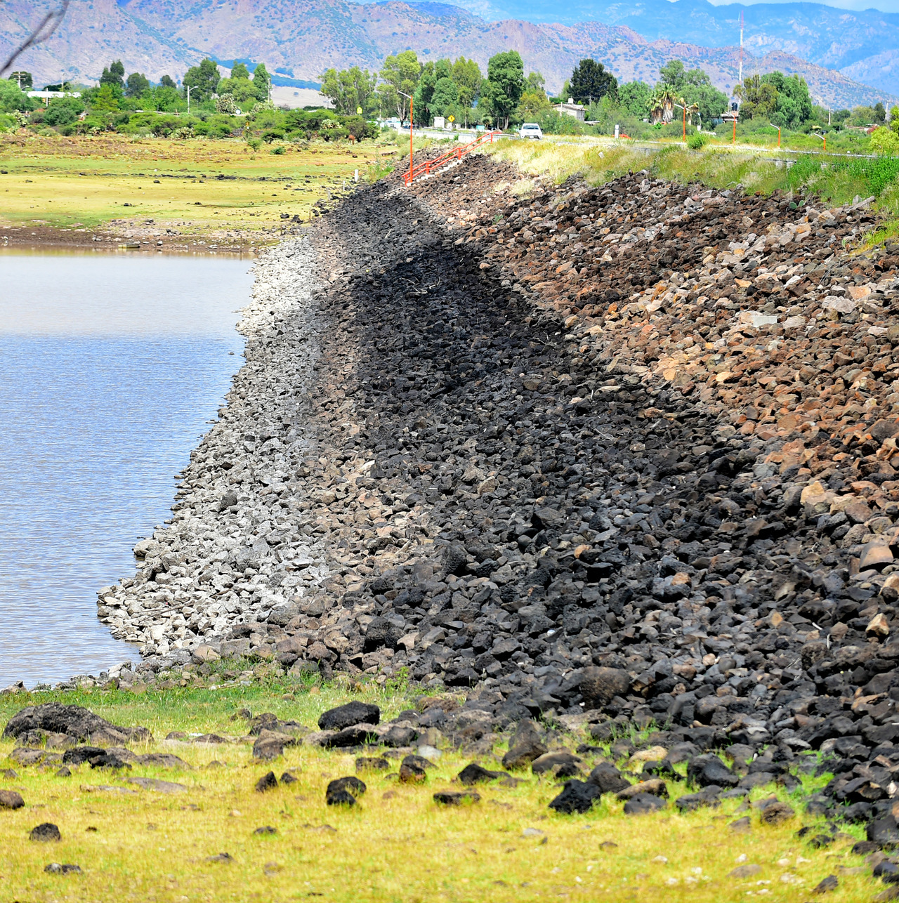 Bordos de abrevadero tienen poca agua en Durango capital