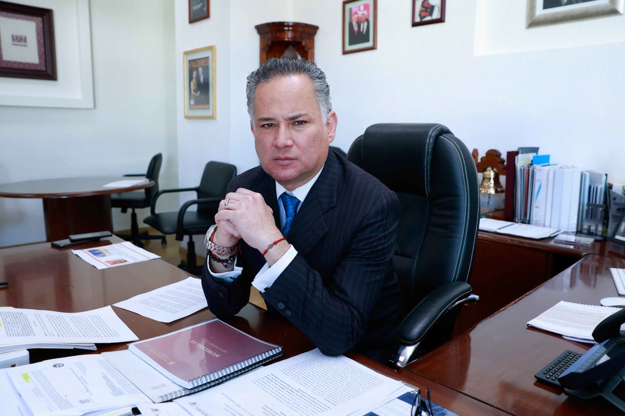 Acusa Nieto daño moral de Cabeza de Vaca y Roberto Gil