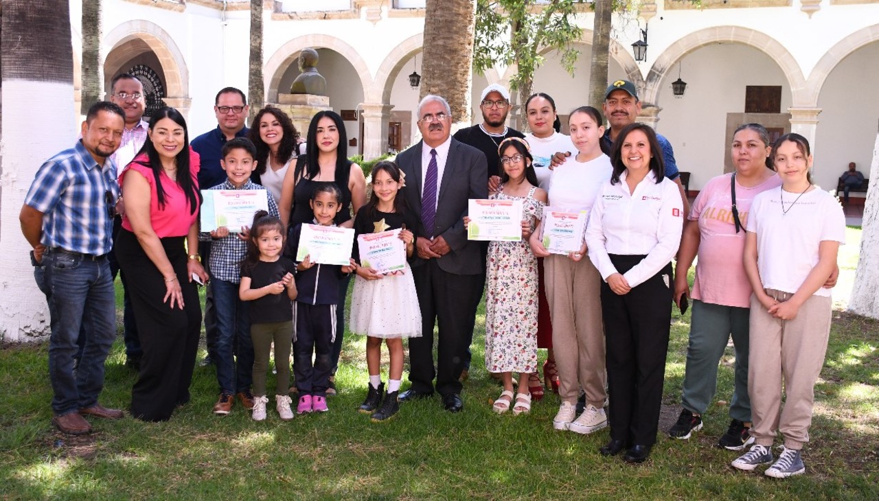 Rubén Solís premia a niños ganadores del concurso 'La UJED y yo'