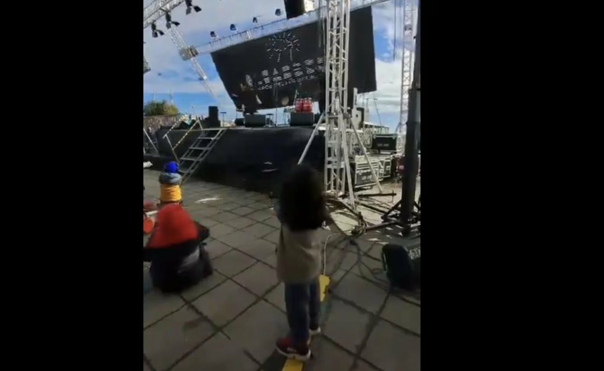 VIDEO: Pantalla gigante se desploma sobre escenario en pleno show de mago en Chile