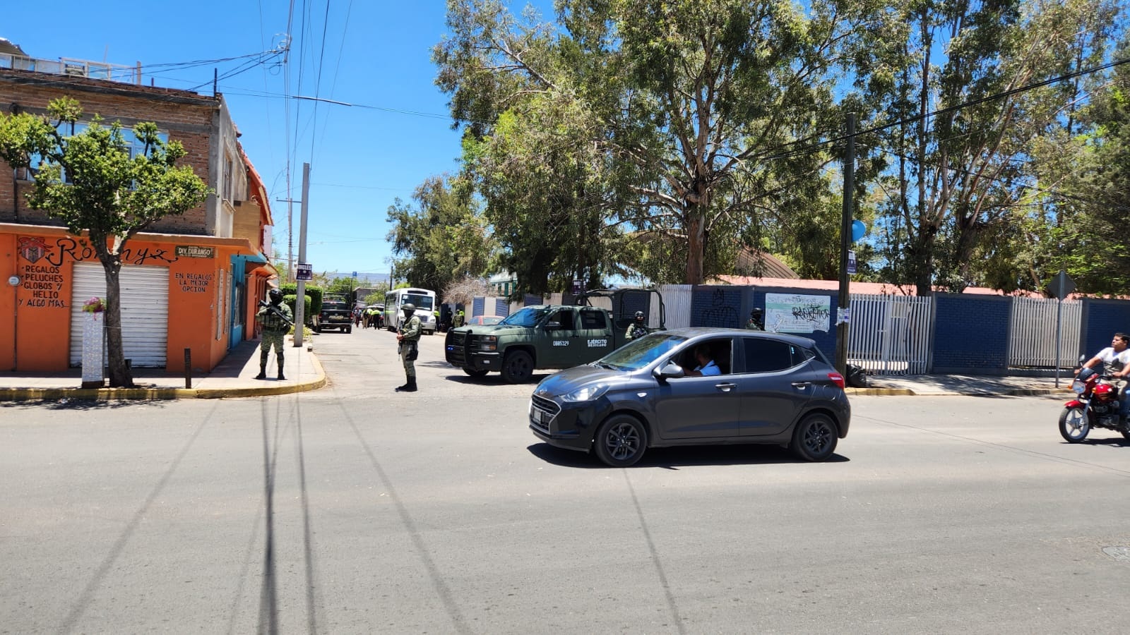 Rescatan a migrantes de presunta casa de seguridad en Durango