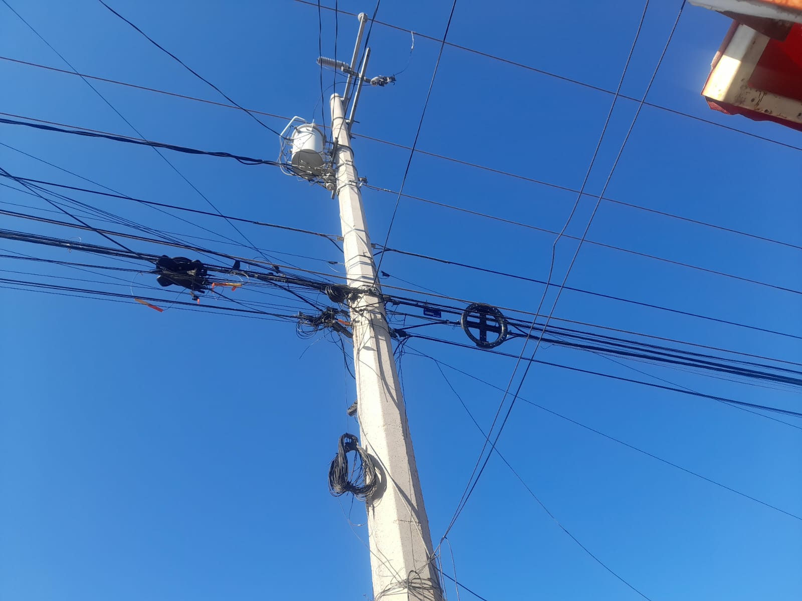 Sin organización, los cables en calles de Durango capital