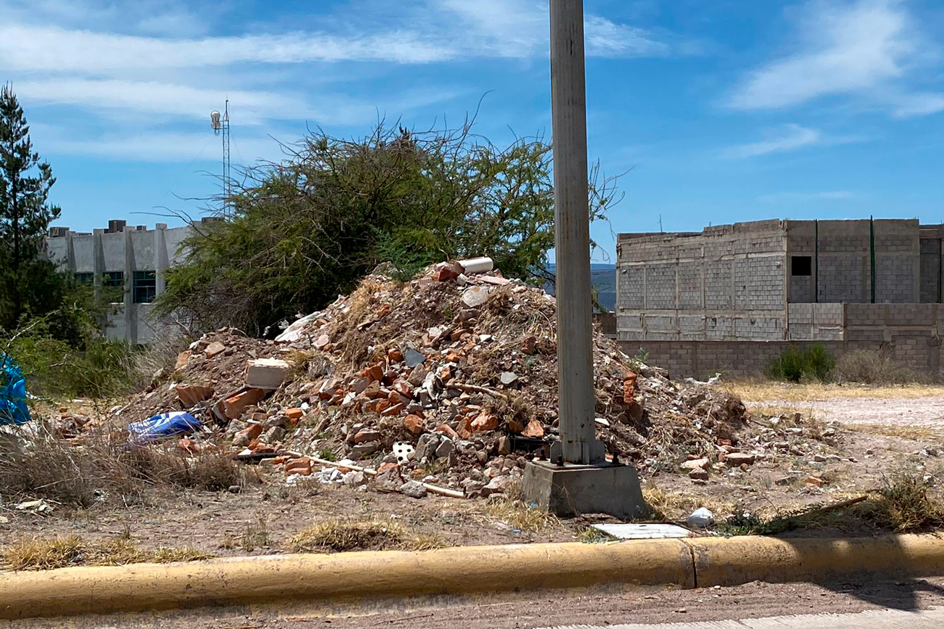 Se incrementan en Durango los tiraderos de escombro en vía pública