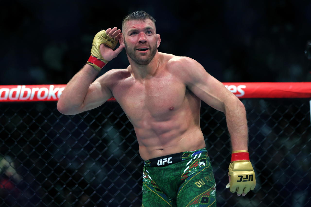 Du Plessis retiene título en UFC 305