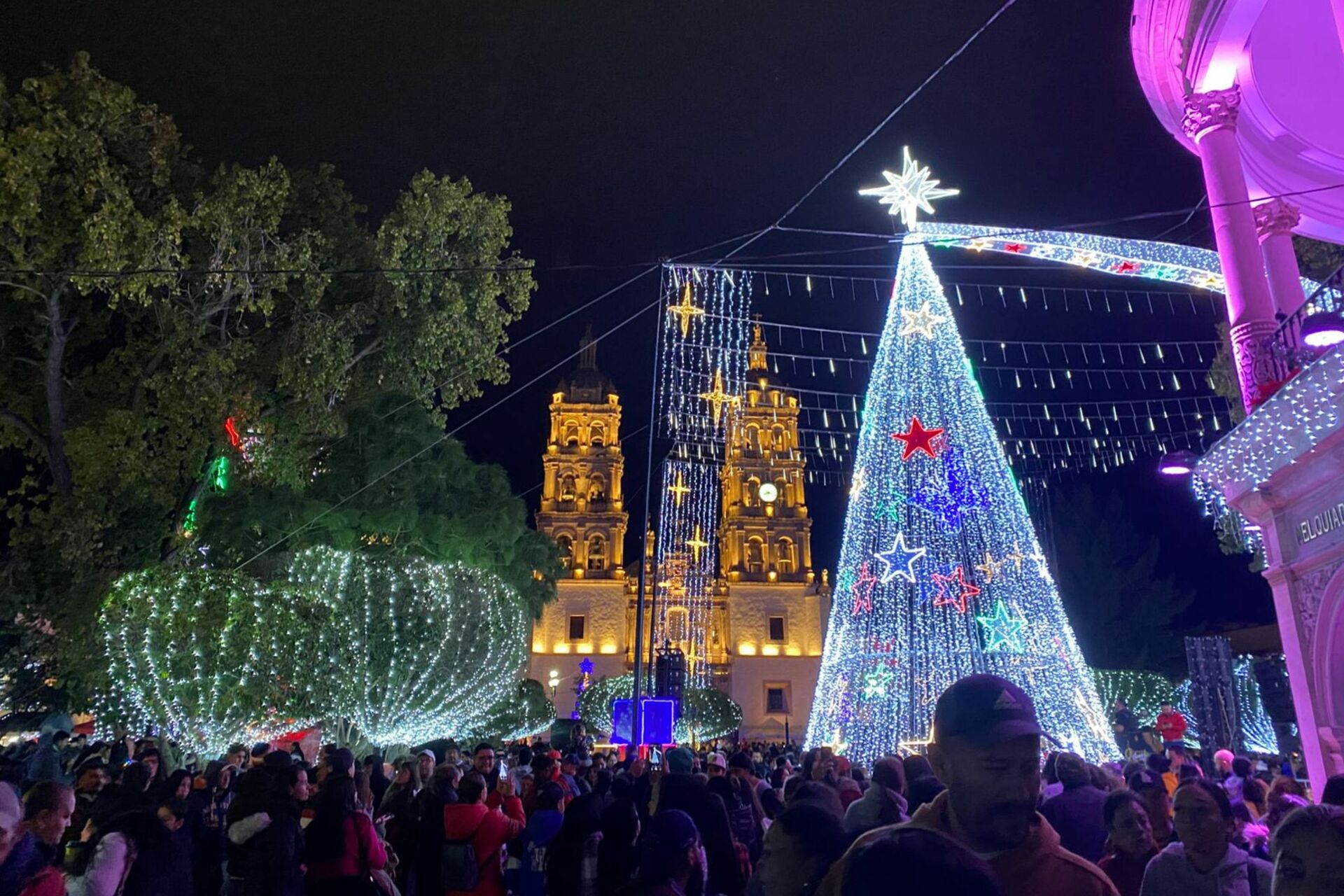 Se ilumina Durango con espíritu navideño; encienden 800 figuras | VIDEO