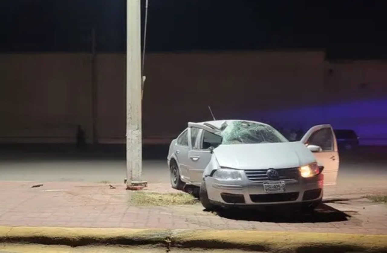 Adolescente estrelló su carro contra un poste en Gómez Palacio