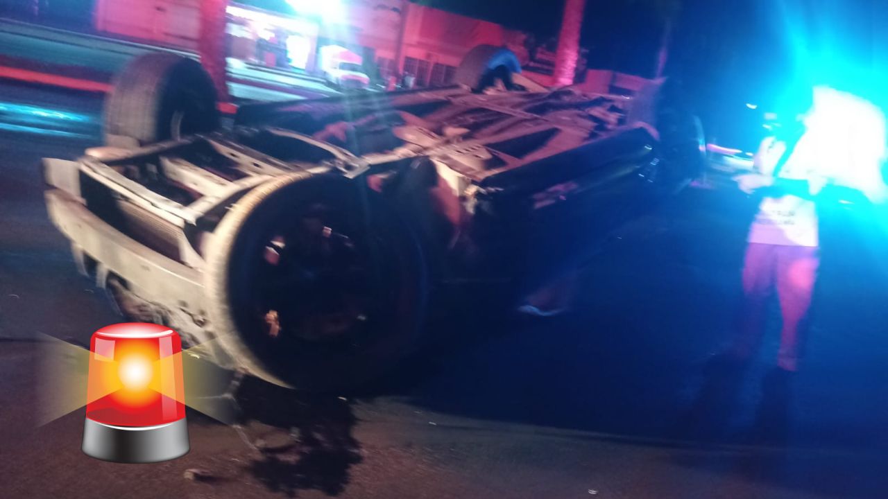 Vuelca auto deportivo por el CBTIS 130; conductor huyó del lugar